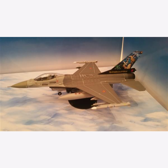 Revell F-16 Fighting Falcon 1:72 Metall Fertigmodell Flugzeug ...