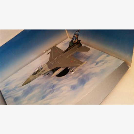 Revell F-16 Fighting Falcon 1:72 Metall Fertigmodell Flugzeug - Modellbau Militärgeschichte Fachlite